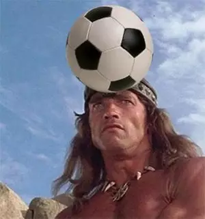 5 dettagli strani di universi immaginari che nessuno ti ha detto - Arnold Schwarzenegger nei panni di Conan il barbaro con un pallone da calcio in testa