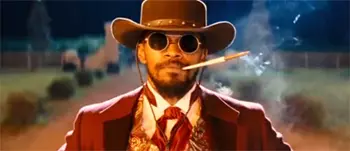 Django fumando de óculos escuros