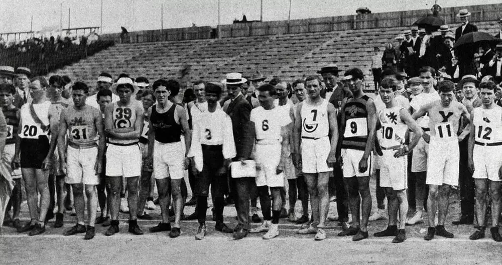 1904년 올림픽 마라톤이 시작되기 전, Saint-Louis의 Francis Stadium에서.