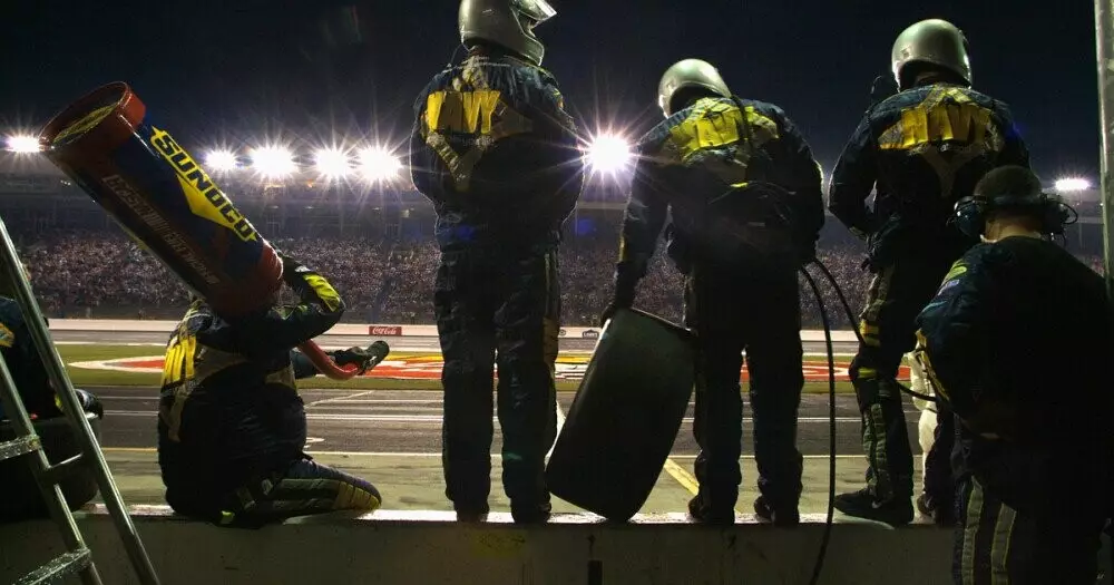 Η NASCAR στρατολογεί αθλητές ... Για να αλλάξουν τα ελαστικά των αυτοκινήτων