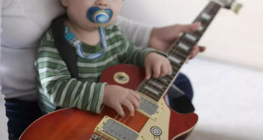 Baby mei gitaar