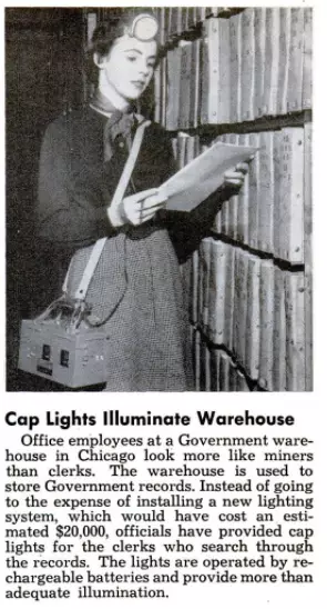 Cap Lights Illuminate Warehouse Os funcionários do escritório de um armazém do governo em Chicago se parecem mais com mineiros do que com balconistas. O armazém é usado para st