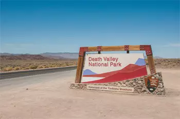 Death Valleyn kansallispuisto I< mmalent the Tibliha Shovhoe