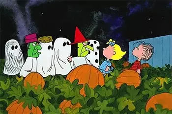 Sheekada sirta ah ee mugdiga ah ee 'Charlie Brown Halloween Special' - Charlie Brown iyo asxaabtiisa oo ku jira balastar bocorka leh Linus iyo Sally