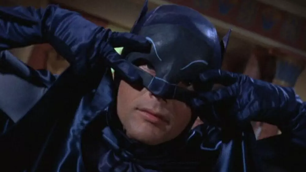 Kungani Bekungekho I-Adam West Cameos Kuma-movie we-'Batman '?