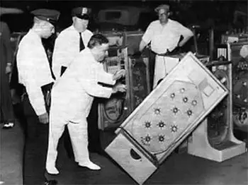 Back In The Day, Pinball var det mest kriminelle spillet i Amerika - Fiorello LaGuardia ødelegger flipperspill