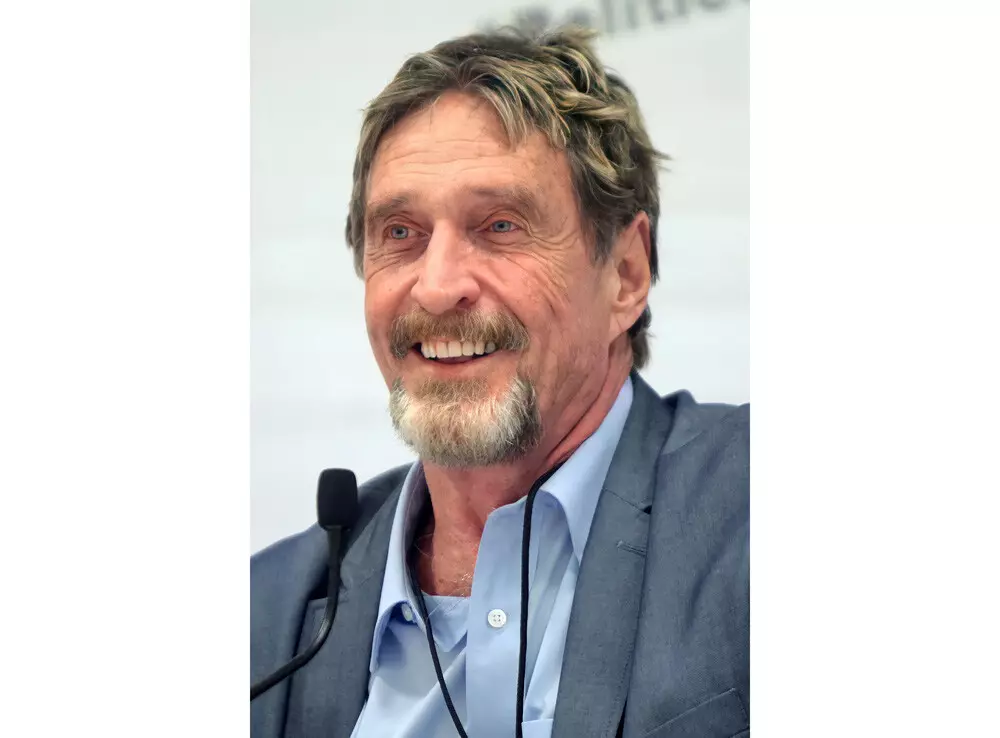 John McAfee govori u Politiconu u Pasadeni, Kalifornija.