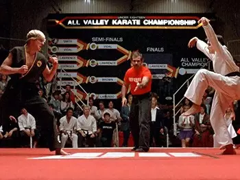 Izifundo Ezi-5 Ezivela Ku-'Cobra Kai' Mayelana Nokuvuselela Izakhiwo Ezidala | U-Daniel ekhahlela i-crane ku-Johnny ku-Karate Kid