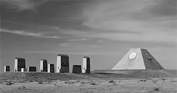 Conheça os caras que fizeram o LSD da América ... em um antigo silo de mísseis - o Stanley R Mickelson Safeguard Complex em Nekoma, Dakota do Norte