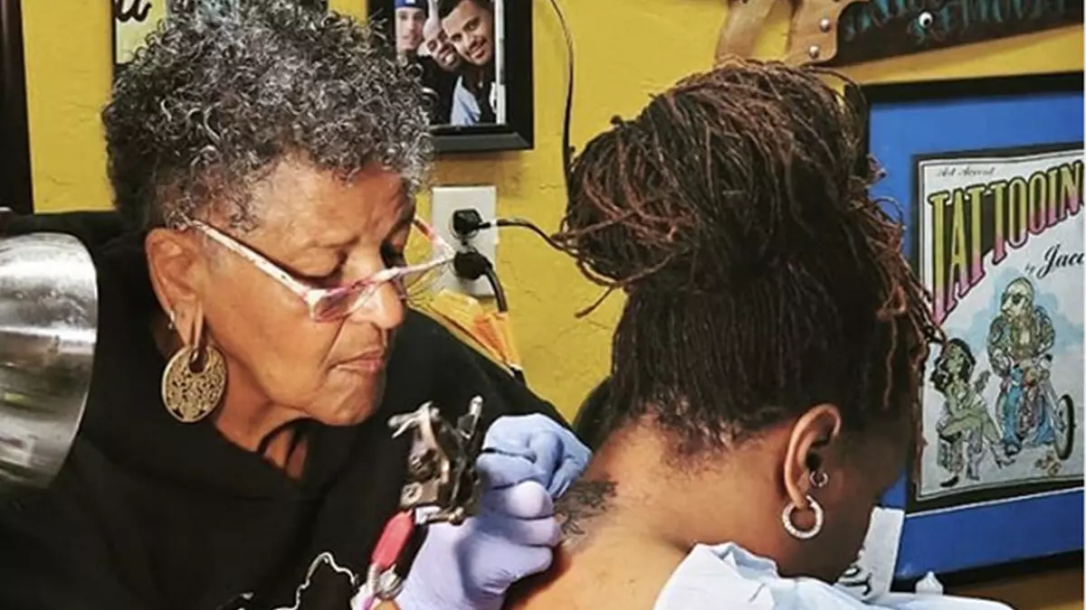 Oṣere Tattoo Obirin Dudu akọkọ ti Amẹrika ti fọ Awọn laini Iyapa