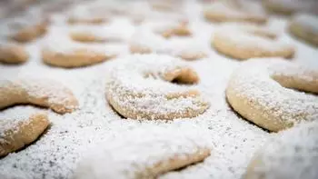 Meisje bakt dode opa in koekjes, voedt hem aan de klas