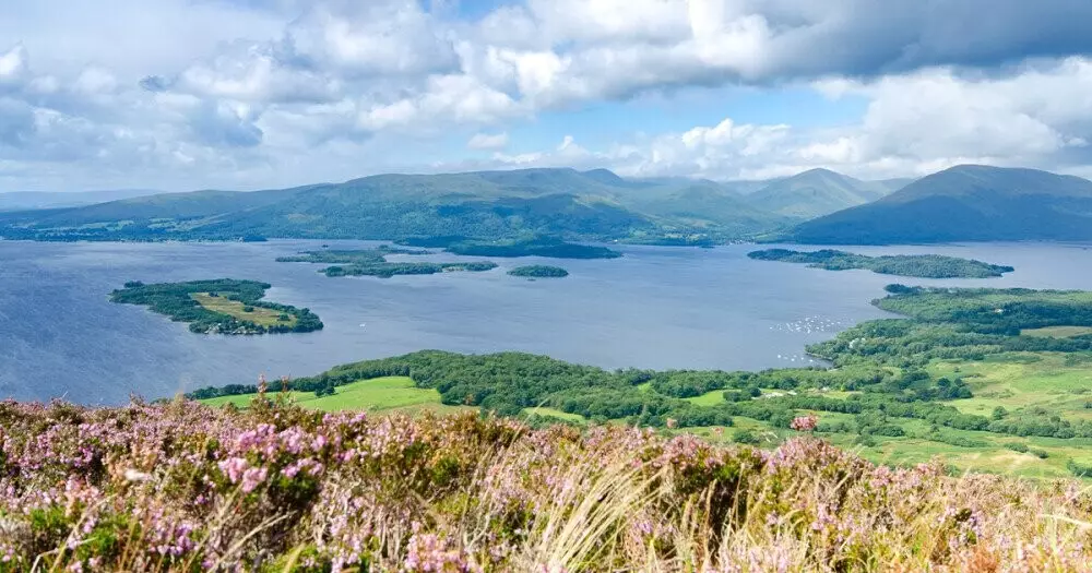 Kayaker tọgbọrọ n'ọdụ ụgbọ mmiri Scottish Isle na-enweghị paddle