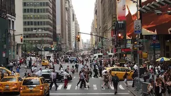 Rúas da cidade de Nova York con xente que camiña polo tráfico.