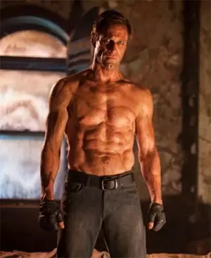 Neredeyse Her Uyarlamada Yanlış Olan 5 Klasik Karakter - Aaron Eckhart I, Frankenstein filminde gömleksiz