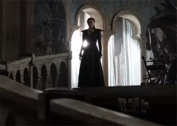 Sansa en las escaleras