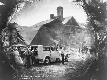 Mustavalkoinen valokuva jeepistä Bath Schoolin edessä vuonna 1927.