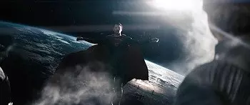 4 scene di film di Superman che erano stupide AF in retrospettiva - Superman che fluttua nel cielo in una posa di Gesù