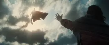 4 scene di film di Superman che erano un AF stupido in retrospettiva Superman fluttua sopra una persona prima di salvarla