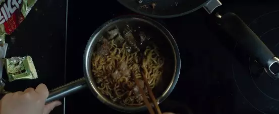 De ynkommensûngelikens fan 'Parasyt' is wei ferlern op Rando Noodle Fans